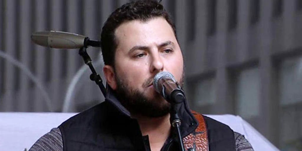 Tyler Farr performs 'Guy Walks into a Bar' | Fox News Video