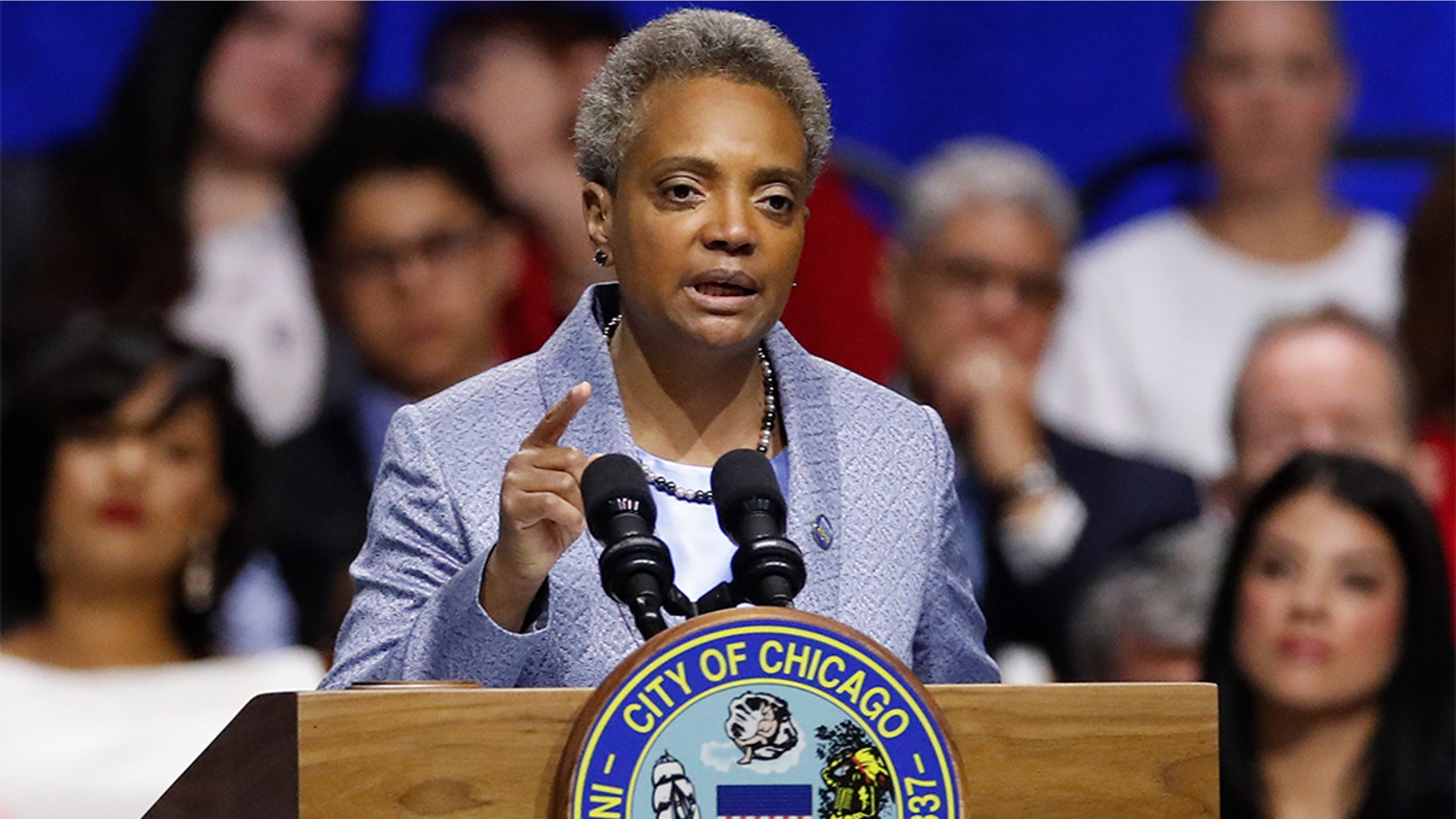 Lightfoot Sworn In As Chicagos First Openly Gay Mayor Vows To Cut