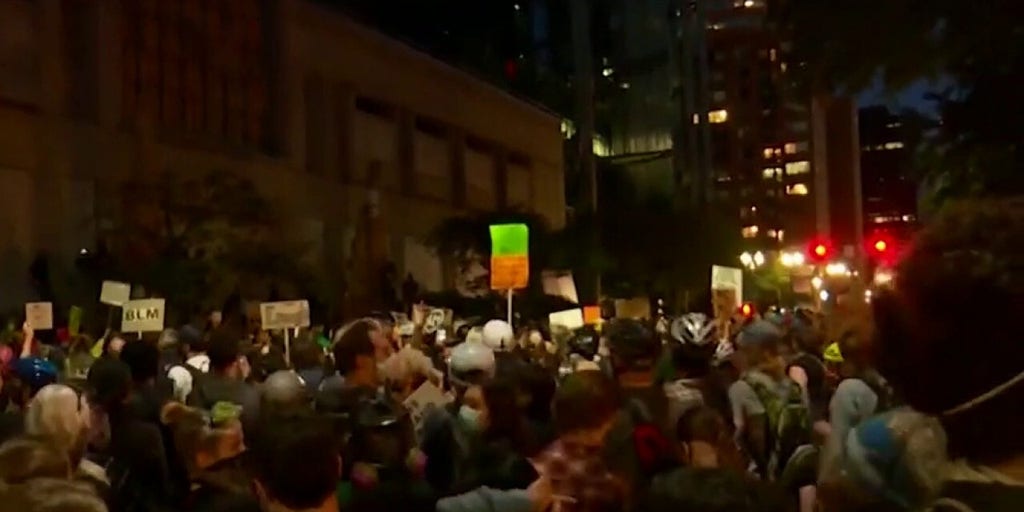Federal law enforcement clash with rioters in Portland | Fox News Video