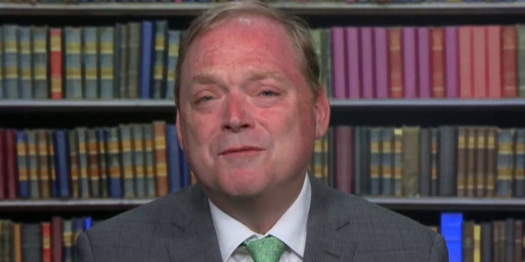 Former Trump econ adviser explains what causes a recession | Fox News Video
