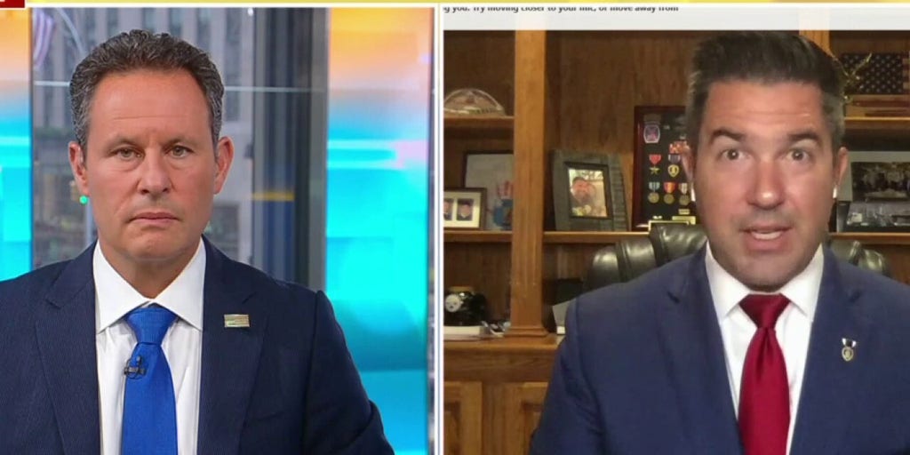 Army general lashes out at conservatives on Twitter | Fox News Video