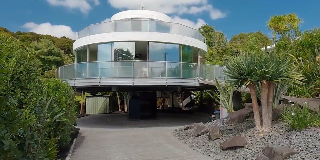 This spinning house rotates 360 degrees | Fox News Video