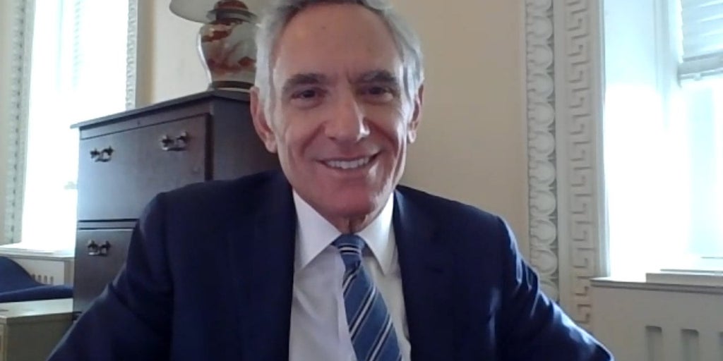 Trump coronavirus adviser Dr. Atlas pushes reopening of schools, says ...