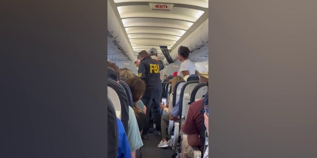 NFL legend Terrell Davis taken off flight | Fox News Video