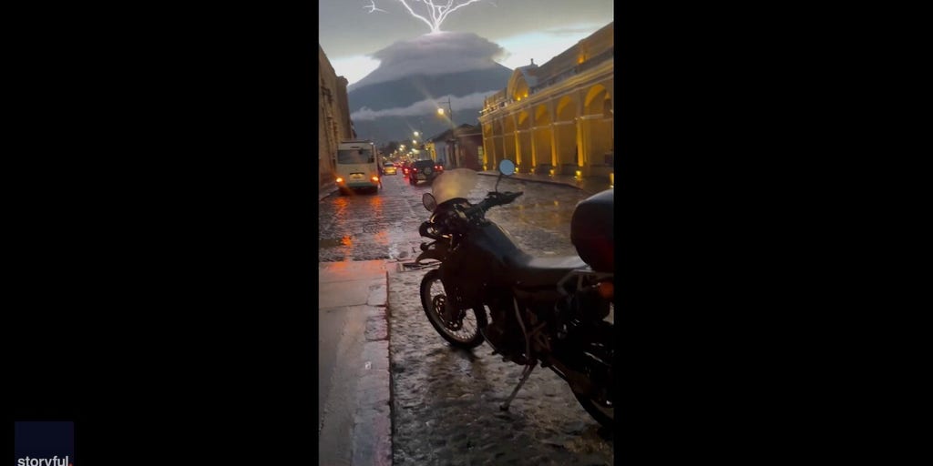 Thunderstorm produces stunning lightning bolts above volcano | Fox News ...