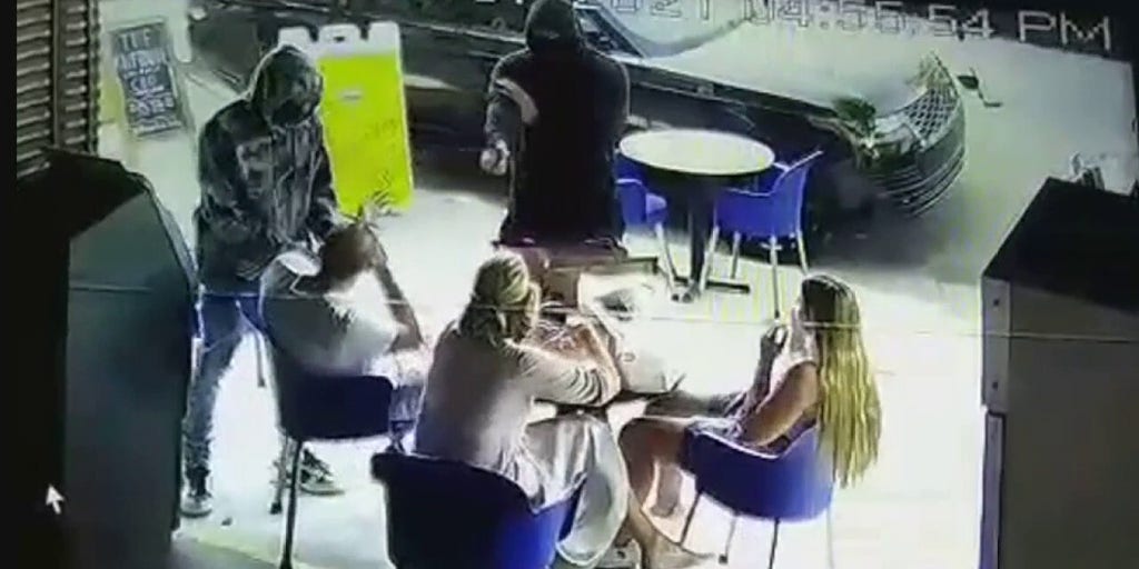 Diners robbed at gunpoint at Los Angeles sidewalk café | Fox News Video