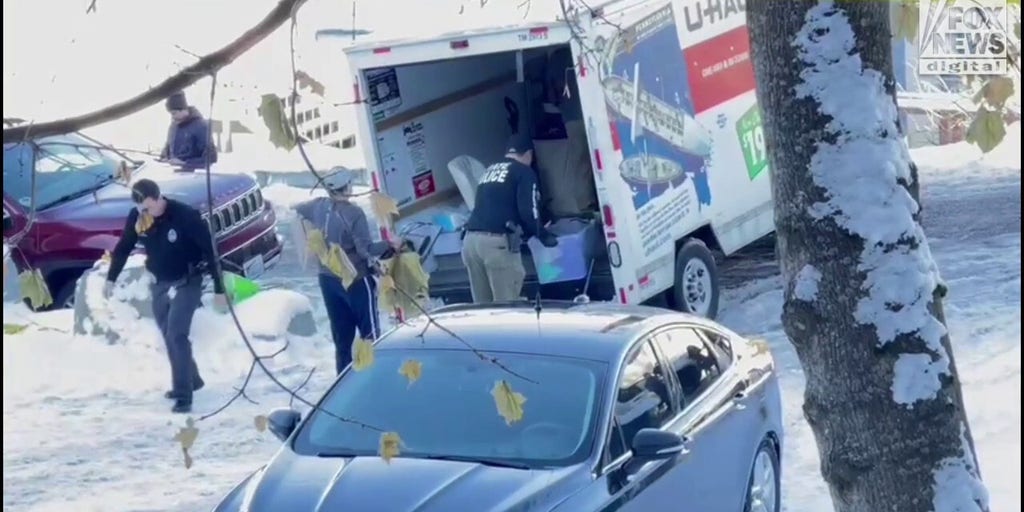 Police remove victims' belongings from Idaho murders house | Fox News Video