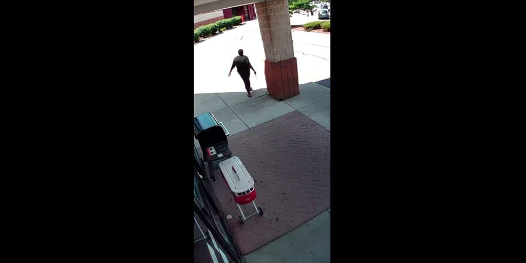 Video shows suspect during moments before Giant Eagle parking lot stabbing | Fox News Video