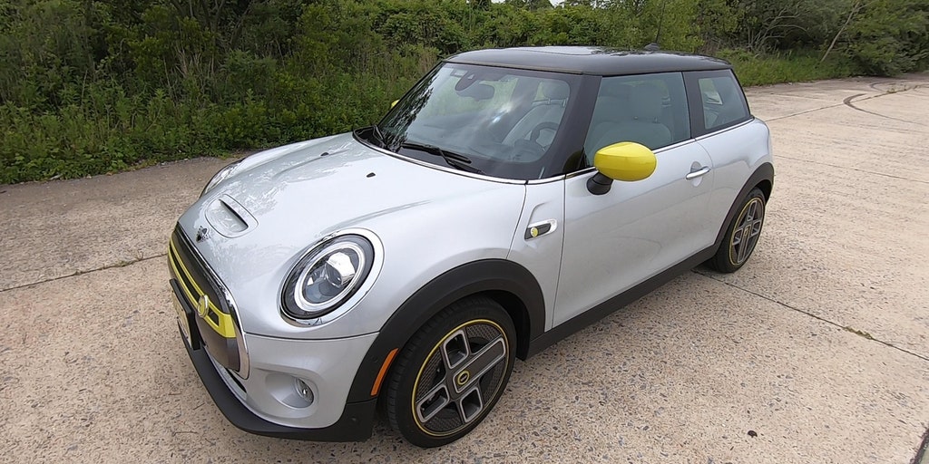 Fox News Autos Test Drive: 2020 MINI Cooper SE | Fox News Video