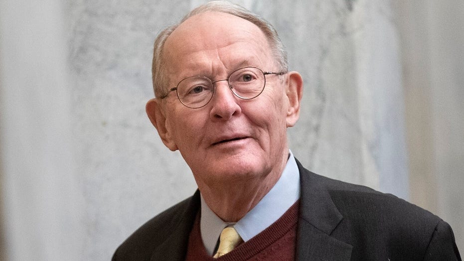 Swing-vote GOP Sen. Alexander comes out against witnesses, paving way ...