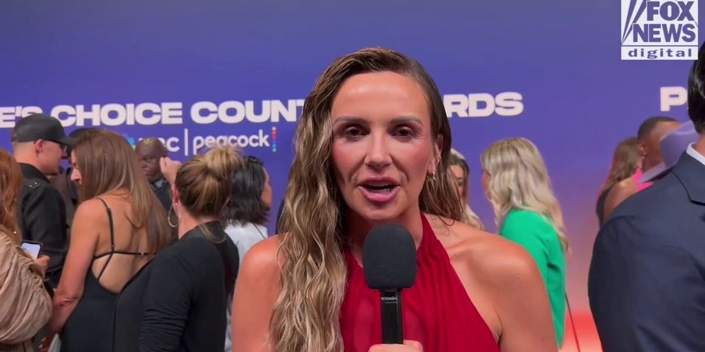 Carly Pearce calls Shania Twain 'an icon' at the 2024 People's Choice ...