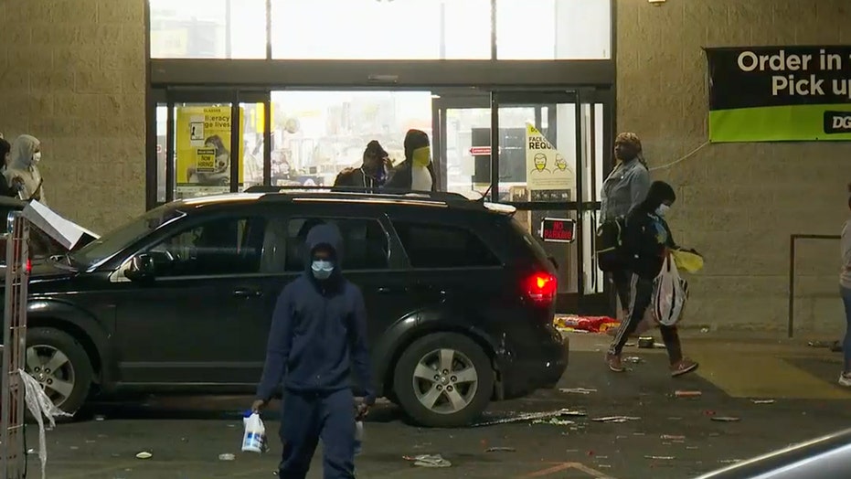 Looters in Philadelphia ransack stores, attack reporter during second ... Looters in Philadelphia ransack stores, attack reporter during second ...