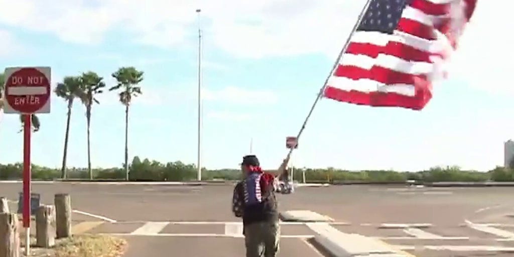 Florida man runs with US flag to honor first responders on COVID-19 ...