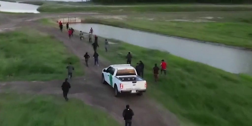 Fox News Flight Team captures migrant group rushing southern border ...