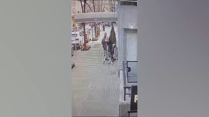 Doorman saves woman from broad daylight robbery as onlookers do nothing ... Doorman saves woman from broad daylight robbery as onlookers do nothing ...