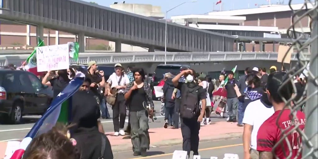LAPD remove protesters from 101 Freeway | Fox News Video