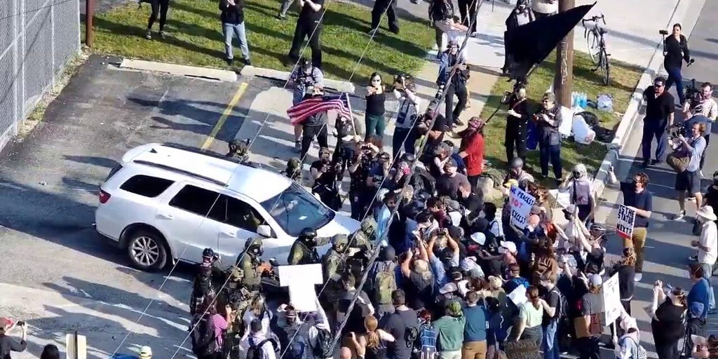Protesters caught on camera obstructing agents in Chicago | Fox News Video
