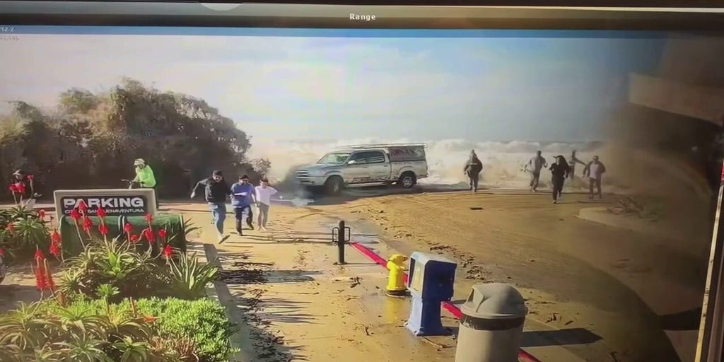 California beachgoers flee rogue wave | Fox News Video