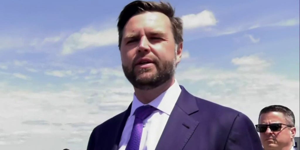 JD Vance tries approaching Kamala Harris on Wisconsin tarmac to 'check out future plane' | Fox ...