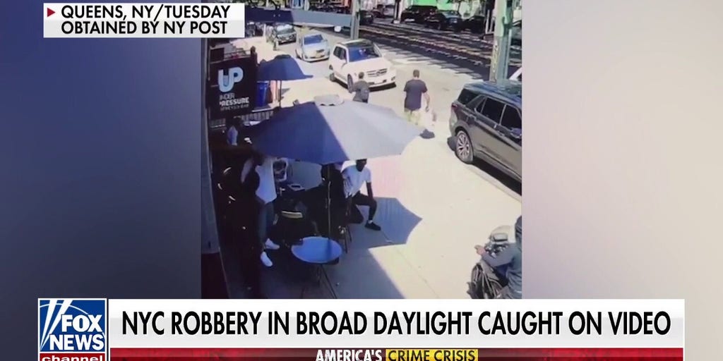 NYC robbery in broad daylight caught on video | Fox News Video