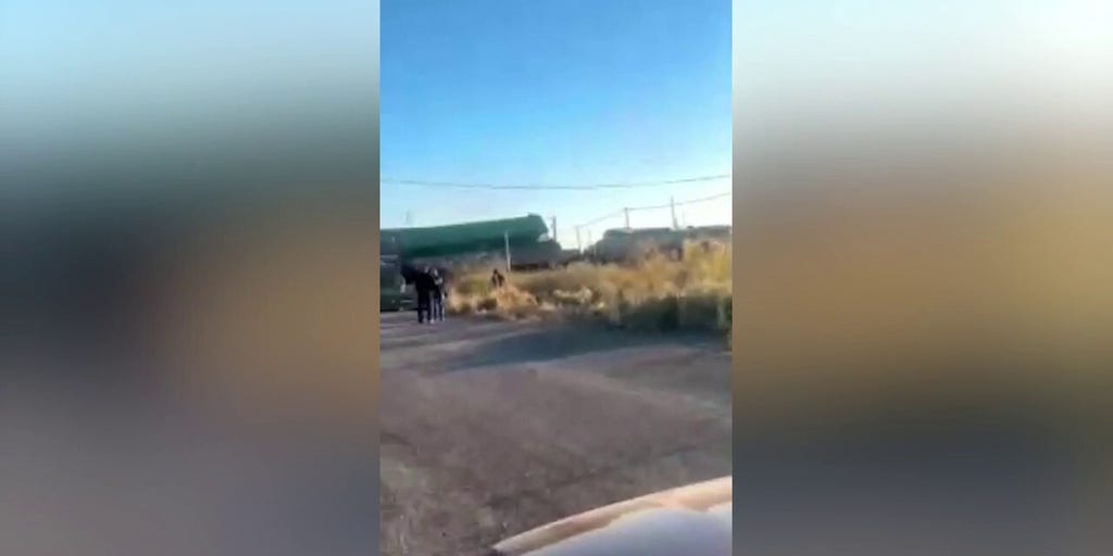 Texas train derailment leaves 1 dead, 4 injured | Fox News Video