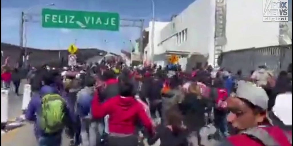 A group of at least 1,000 migrants rush El Paso border bridge | Fox ...