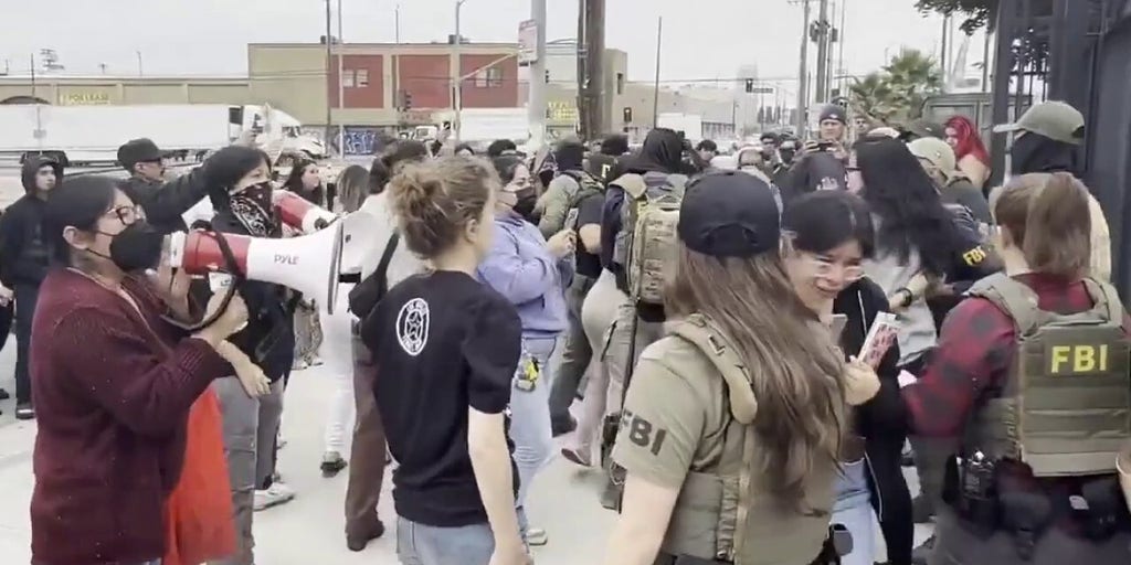 Protesters attempt to block ICE van | Fox News Video