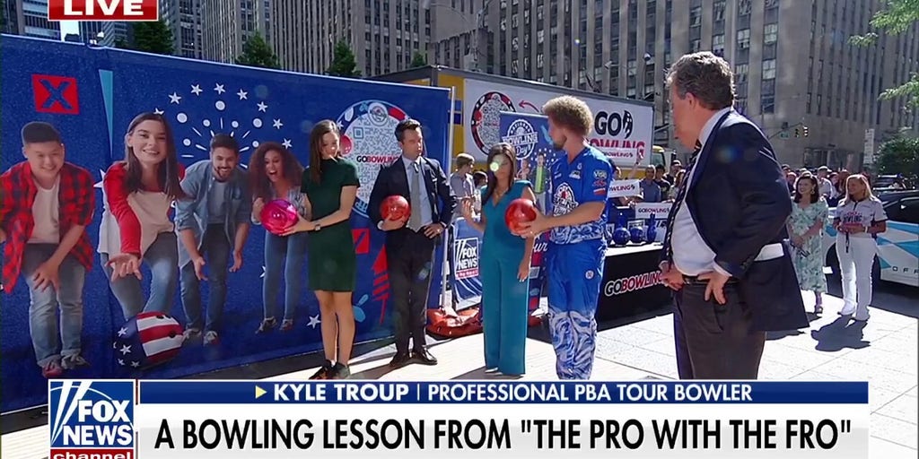 'Fox & Friends Weekend' hosts hit the lanes on FOX Square | Fox News Video
