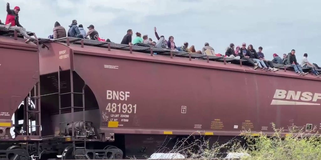 Trains with masses of migrants in Mexico heading to US border | Fox ...