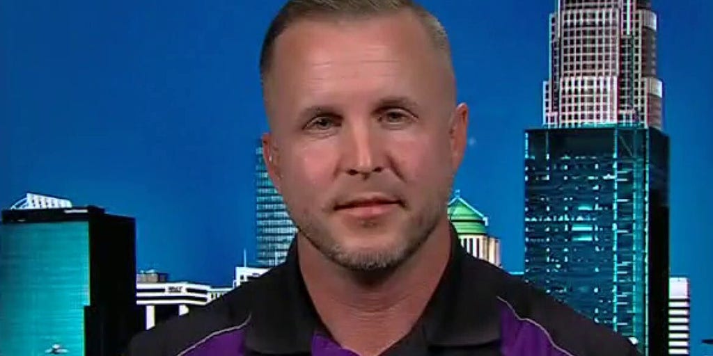 FedEx driver hangs up, salutes fallen flag | Fox News Video