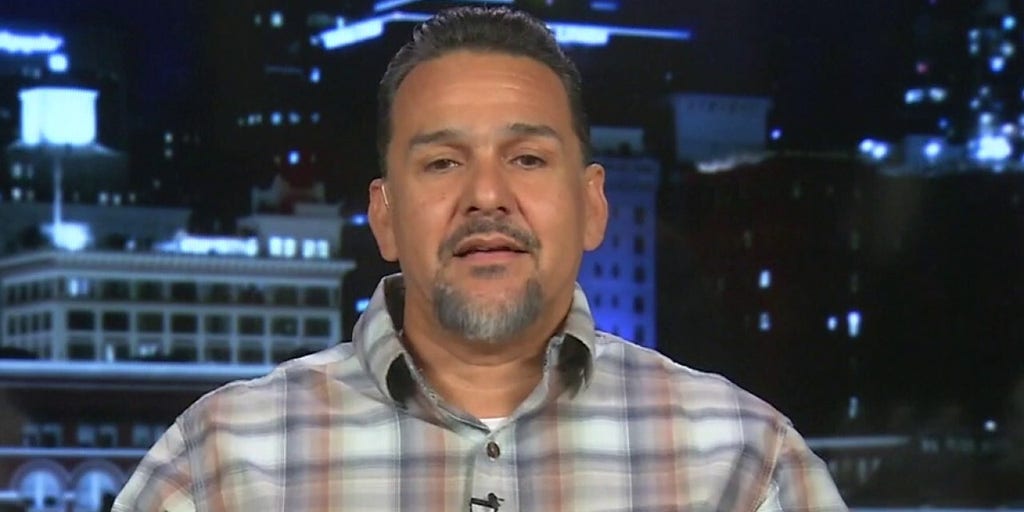 'Twitter mob' gets Emmanuel Cafferty fired for cracking his knuckles ...