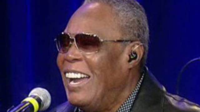 Sam Moore sings ‘Don’t Play that Song’ | Fox Business Video