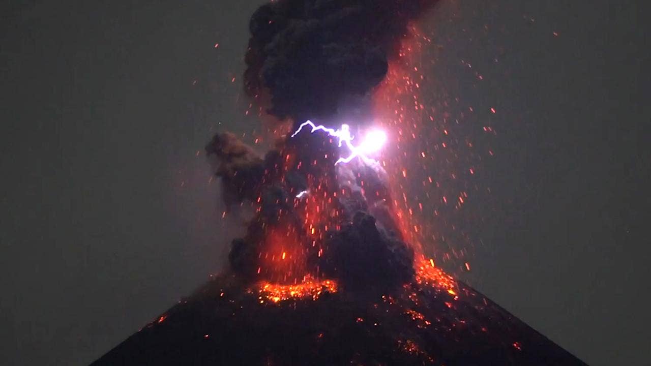 volcanic eruption lightning