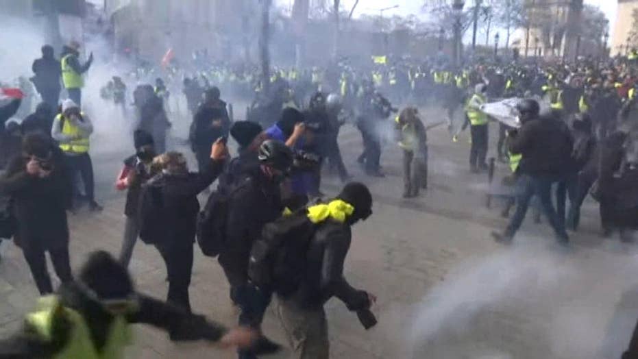 French Yellow Vest protesters tear gassed in violent clashes with riot ... French Yellow Vest protesters tear gassed in violent clashes with riot ...