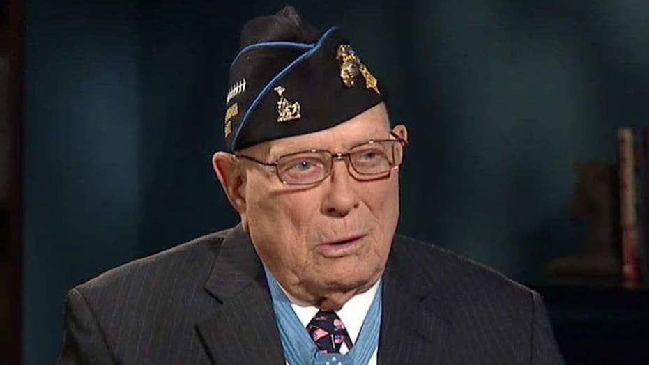 The last-surviving World War II Marine to receive the Medal of Honor on ...
