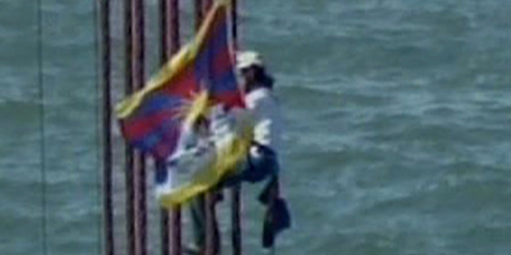 Protesters Scale Golden Gate Bridge | Fox News Video