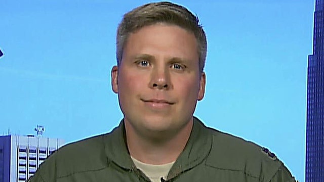 Passenger helps land 737 after pilot has heart attack | Fox News Video