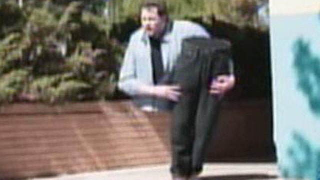 Man ‘cut’ in half pranks bystanders | Fox News Video