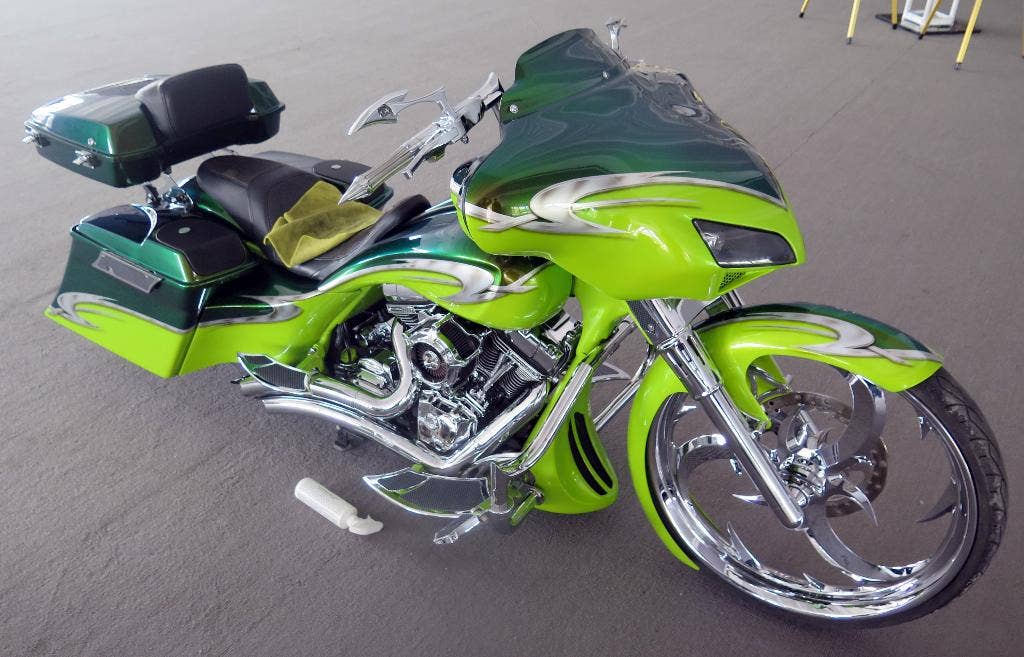 Harley-Davidson riders rumble into Milwaukee for Labor Day weekend ...