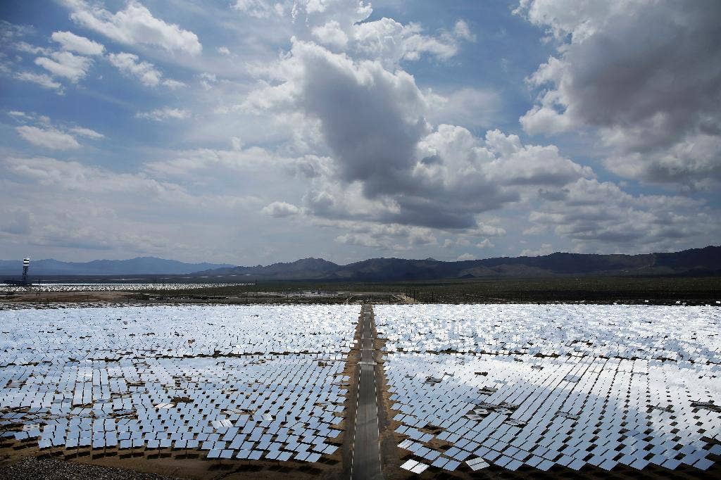 Huge California solar plant, hailed as turning point in green energy ...