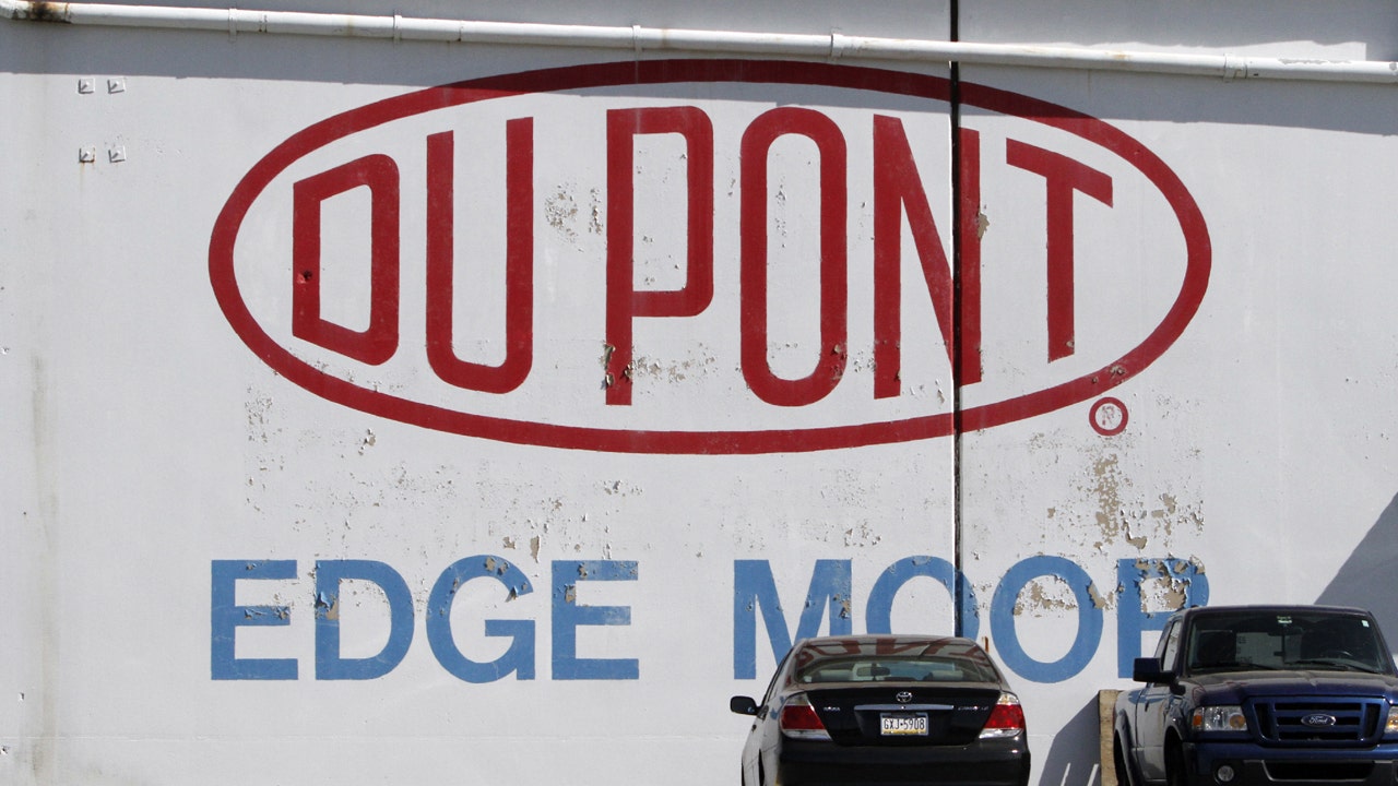 DuPont Reshuffles Executive Ranks Ahead of Dow Chemical Merger | Fox ...