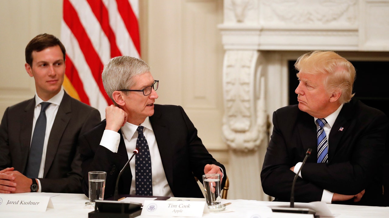President Trump meets for dinner with Apple CEO Cook | Fox Business
