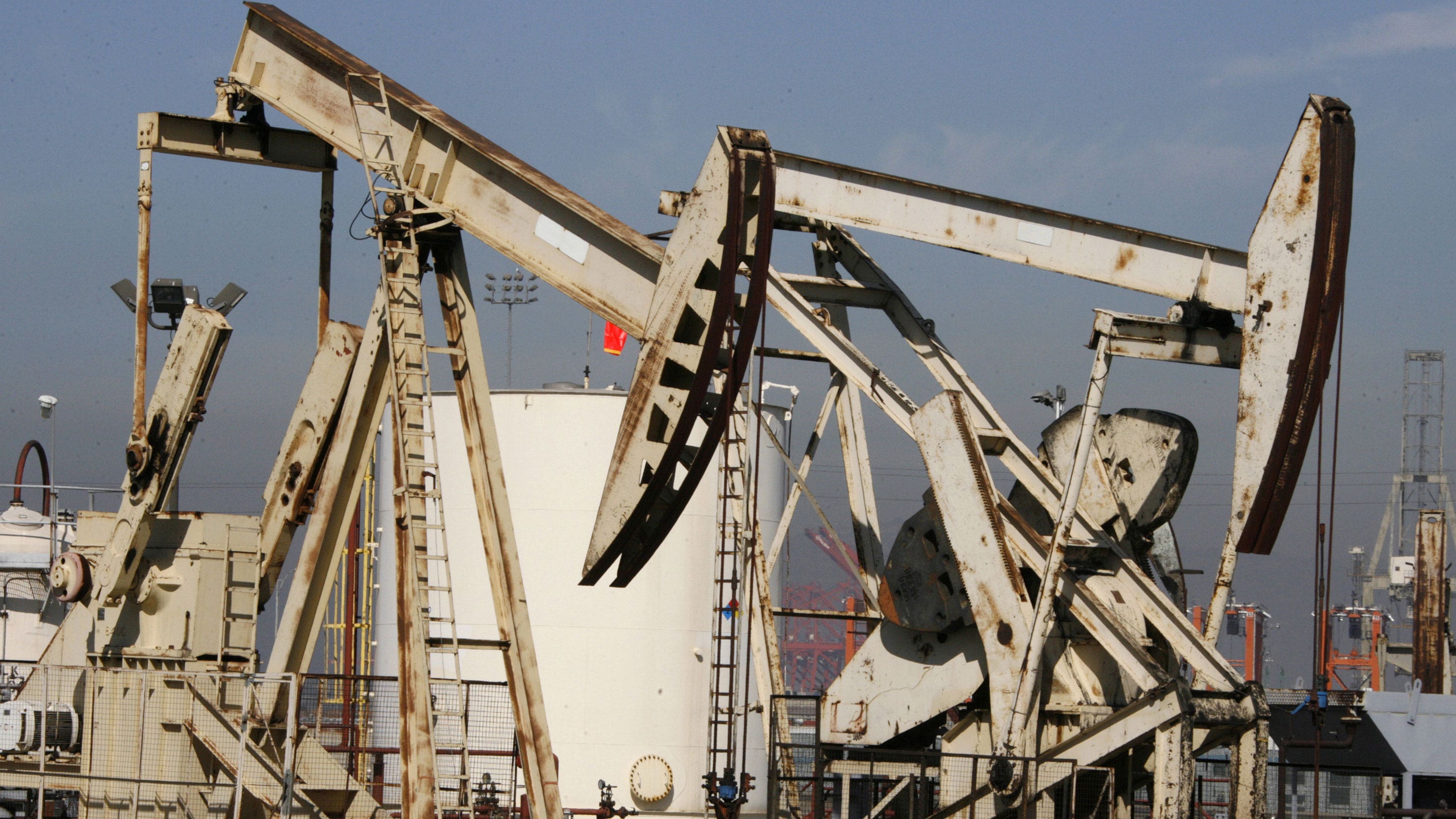 Oil falls as US adds rigs, pointing to best January in 14 years | Fox ...