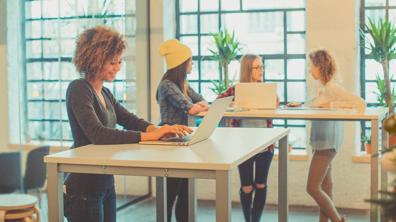All Apple employees now have standing desks. Here’s why | Fox Business