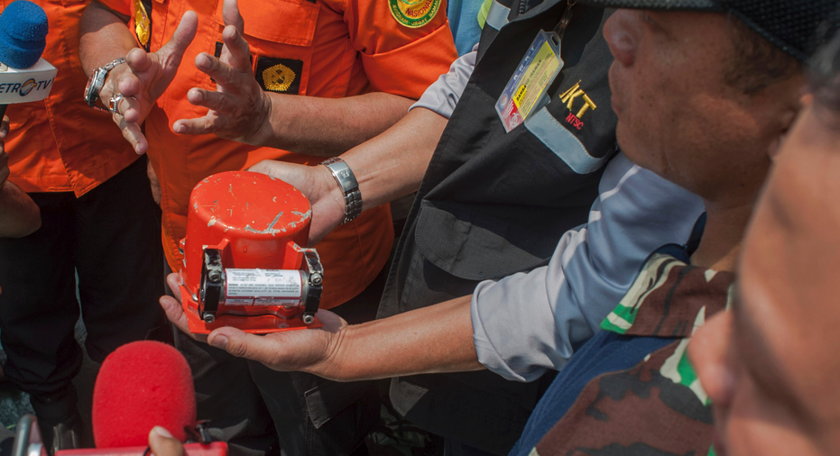 Divers recover jet flight recorder from Indonesia seafloor | Fox Business Divers recover jet flight recorder from Indonesia seafloor | Fox Business