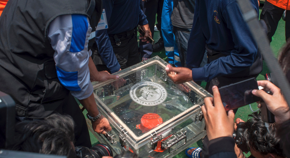Divers recover jet flight recorder from Indonesia seafloor | Fox Business Divers recover jet flight recorder from Indonesia seafloor | Fox Business