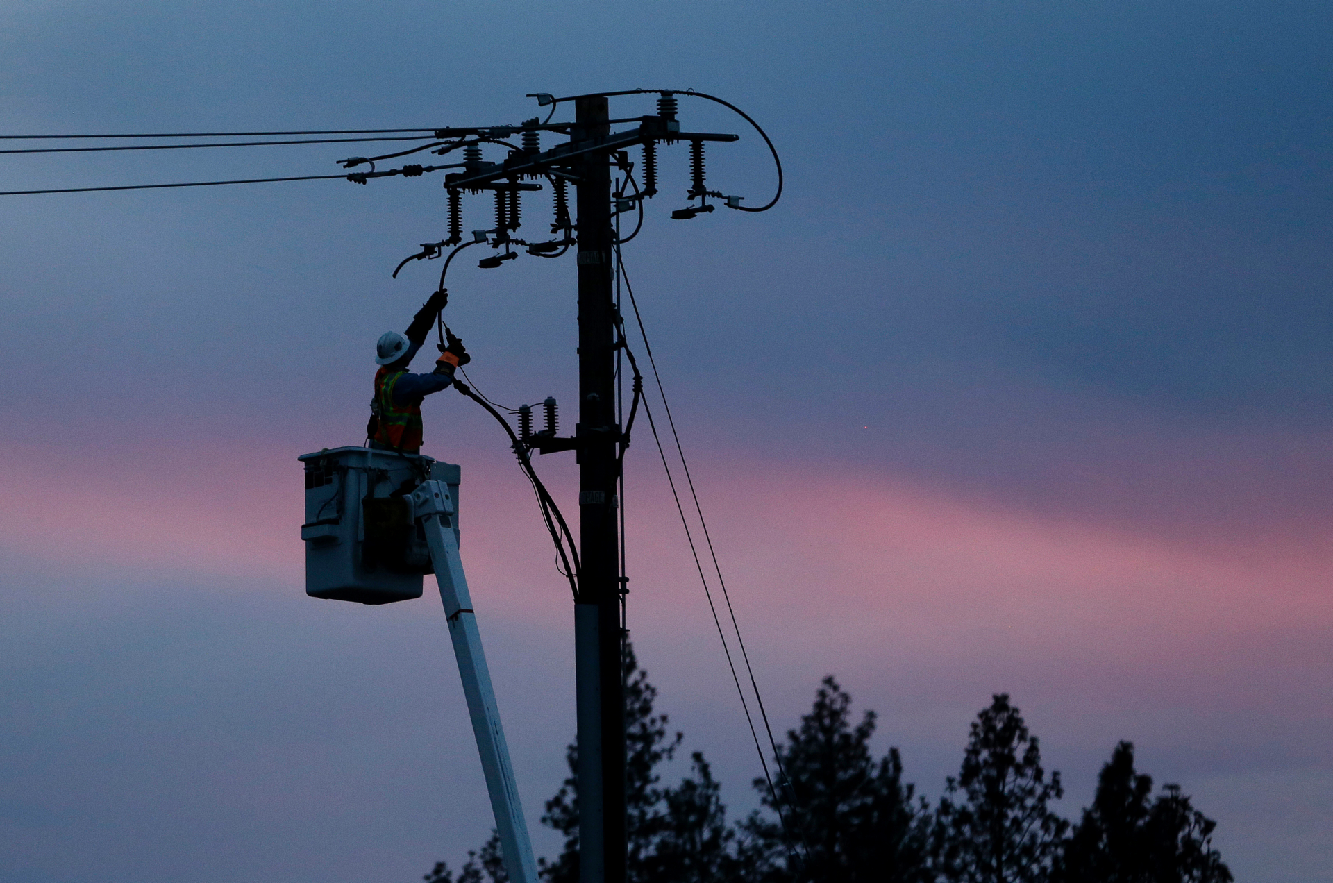 PG&E says it's fixed many major safety risks on lines, poles | Fox Business