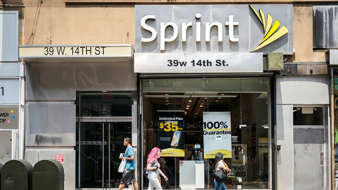 CWA union asks FCC to put a hold on Sprint-T-Mobile merger | Fox Business