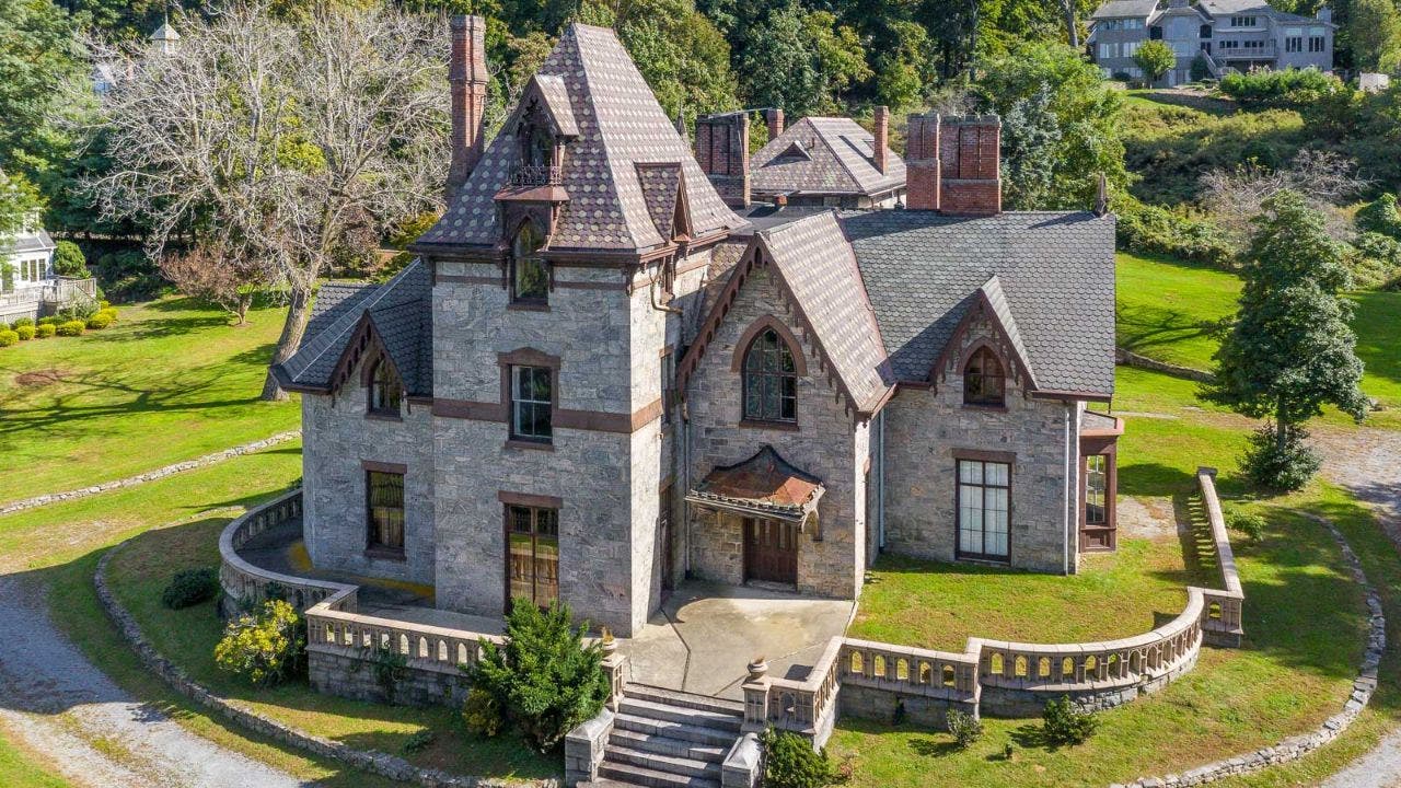 $1M mansion includes 14 beds, 7 baths, maybe 1 ghost | Fox Business