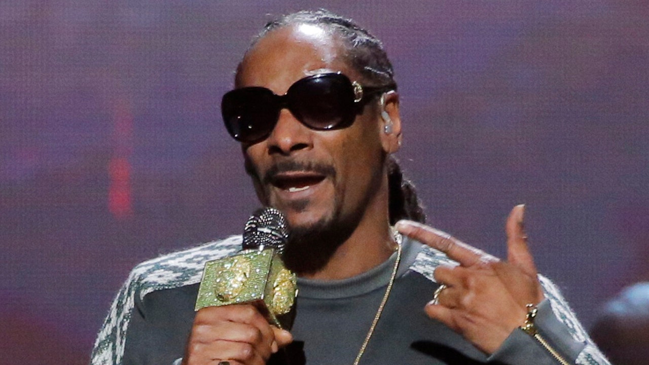 Rapper Snoop Dogg acquires debut label Death Row Records | Fox Business